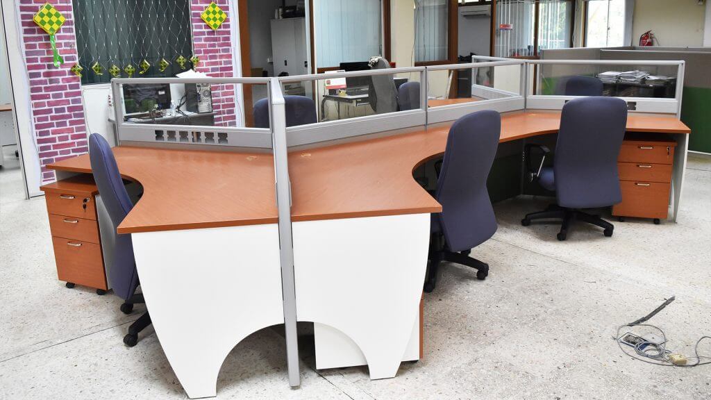 Workstation Cluster of 9 c/w 120 degree table, Full Board Partition ...
